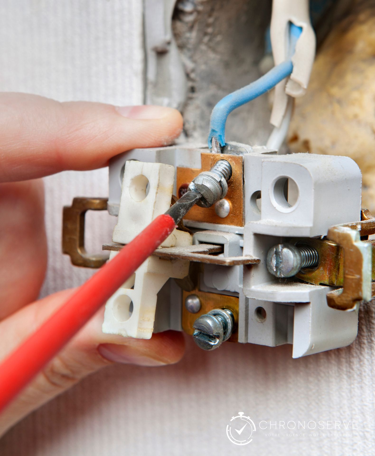 Changer un fusible défectueux dans un tableau électrique : ChronoServe